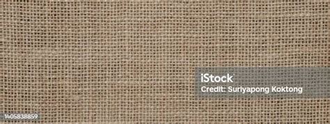 Hessian 자루 옷감 삼베 짠 질감 배경 코튼 짠 직물은 베이지 색과 갈색의 다양한 색상의 벼룩으로 닫히고 텍스트 장식을위한 복사 공간이 있습니다 가죽에 대한 스톡 사진