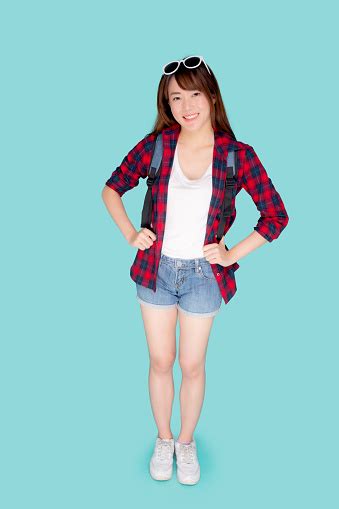 아름다운 초상화 젊은 아시아 여성은 머리 미소 표현에 선글라스를 착용 자신 여름 휴가 고립 된 파란색 배경 모델 소녀 패션배낭을 갖는 여행 개념을 즐길 수 있습니다 가방에