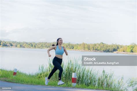 공원에서 조깅하는 아시아 여성 건강한 라이프 스타일 및 스포츠 개념 아름다운 여름날 햇빛 아래 공원에서 조깅하는 여자 Practice Round에 대한 스톡 사진 및 기타