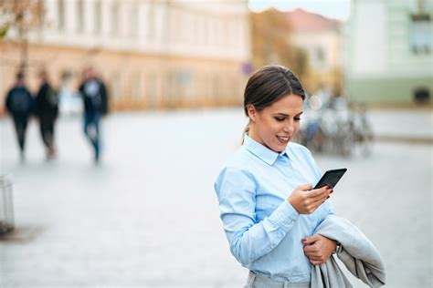 도시 거리에 휴대 전화를 보고 공식적인 마모에 젊은 사업가 갈색 머리에 대한 스톡 사진 및 기타 이미지 갈색 머리 거리 걷기 Istock