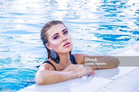 수영장에서 아름 다운 매력적인 여자입니다 물에 밝은 화장으로 여자입니다 방수 메이크업입니다 가냘픈에 대한 스톡 사진 및 기타 이미지 Istock