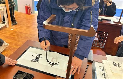 华文众合出征首届淮海经济区教育装备博览会，ai评价功能精彩演绎当书法遇上人工智能！
