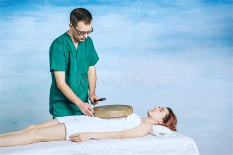 Un Masseur Dhomme Fait Un Massage De La Cuisse Et Diminue La Jambe à