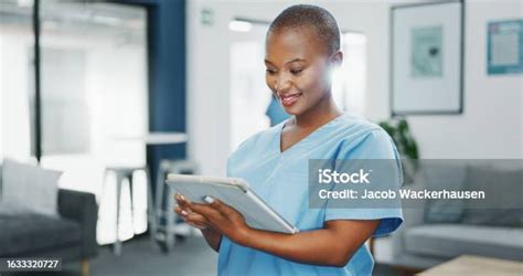 행복한 여성 또는 흑인 의사는 바쁜 병원에서 의료 서비스 리더십 및 사고 방식을 위한 태블릿으로 얼굴을 마주합니다 클리닉 관리를 위한 원격 의료 앱에서 의료 전문가 또는