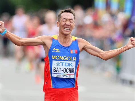 Б Сэр Од хөнгөн атлетикаар хамгийн олон удаа олимпт оролцож буй тамирчин болж гиннесийн амжилт