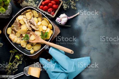 프라이팬에 튀긴 감자 덩굴와 향신료와 함께 이동합니다 맛 있는 수 제 점심 회색 배경 및 텍스트에 대 한 장소 최고의 볼 수 있습니다 0명에 대한 스톡 사진 및 기타 이미지