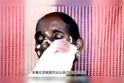 女孩屡次告白被拒，化妆师半斤粉底涂脸上大变样，直接惊艳了众人 众人 女孩