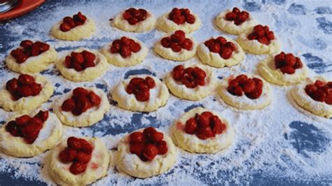 Рецепт особливих сирників — найкращий спосіб використати вишню Читайте