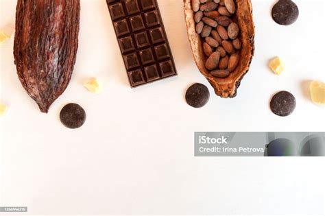 흰색 배경에 콩 초콜릿 바 코코아 버터를 곁들인 코코아 카카오 포드 제과 성분 맨 위 보기입니다 공간을 복사합니다 0명에 대한 스톡 사진 및 기타 이미지 Istock
