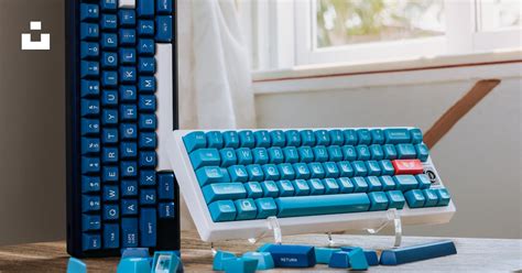 테이블 위에 놓인 파란색과 흰색 키보드 사진 Unsplash의 무료 키보드 이미지