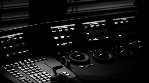 스튜디오에서 비디오 제작 제어판을 편집하십시오 에디터 편집 및 영화 포스트룸에서 영화 등급 Telecine 제어 기계 및 남자 손 편집 또는 포스트 프로덕션에서 디지털