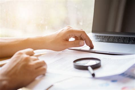 문서에 돋보기를 통해 찾고 사업가 비즈니스 평가 및 감사 재무 보고서에 돋보기 돋보기로 청구서를 확인하는 사업가의 클로즈업검색 개념 돋보기 광학 기기에 대한 스톡 사진 및