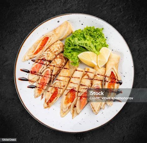 붉은 캐비어와 연어로 채워진 팬케이크 러시아어 요리 검은 색 배경에 격리 위쪽 보기 0명에 대한 스톡 사진 및 기타 이미지 0명 Maslenitsa 건강한 생활방식