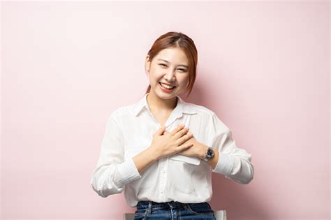 행복한 웃는 여자의 가까이에 감사 마음의 감사에 손을 잡고 감사를 표현 분홍색 배경에 서 기도하기에 대한 스톡 사진 및 기타 이미지 Istock