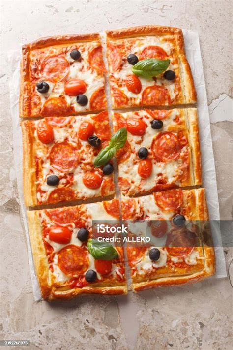 살라미 소시지 올리브 모짜렐라 치즈 토마토 소스를 곁들인 핫 퍼프 페이스트리 피자 파이를 양피지에 클로즈업 수직 평면도 검은색에 대한 스톡 사진 및 기타 이미지 Istock