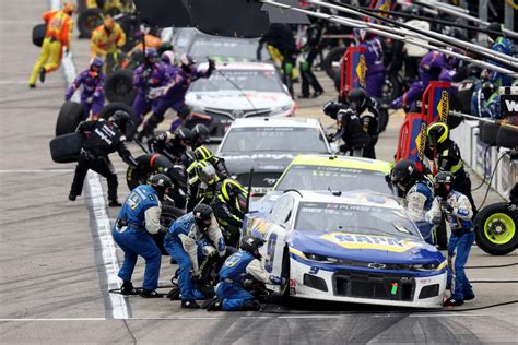 Heres What Happens During A Nascar Pit Stop Fanbuzz