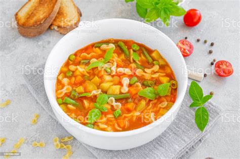 회색 콘크리트 배경에 그릇에 신선한 야채와 파스타의 미네 스트론 수프 비건 요리 공간을 복사합니다 0명에 대한 스톡 사진 및 기타 이미지 Istock