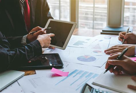 비즈니스 투자뿐만 아니라 재무 데이터 및 마케팅의 실업가 차트 분석 그룹의 회의 가리키기에 대한 스톡 사진 및 기타 이미지 가리키기 개선 경제 Istock