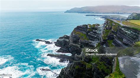 아일랜드의 절벽 케리 절벽의 공중보기 대서양 해안선의 아름다운 풍경 케리의 반지 놀라운 파도가 케리 절벽을 때려 눕혔습니다 0명에 대한 스톡 사진 및 기타 이미지 Istock