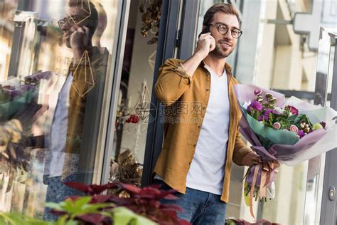 英俊的男子从花店外出带着一束鲜花用高清图片下载 正版图片502568752 摄图网