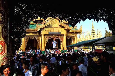 သီတင်းကျွတ်လပြည့်နေ့ ရွှေတိဂုံဘုရားသို့ လာဖူးမြော်သူ များပြား ဓာတ်ပုံ