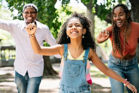 아프리카 계 미국인 가족은 공원에서 야외에서 함께 즐거운 하루를 보내고 즐깁니다 사진 Unsplash의 아프리카계 미국인 가족 이미지