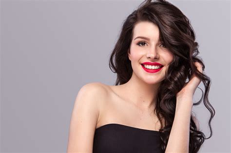 길고 빛나는 물결 모양의 머리를 가진 여자를 미소 아름 다운 모델 회색 바탕에 곱슬 헤어스타일입니다 비듬에 대한 스톡 사진 및 기타 이미지 Istock