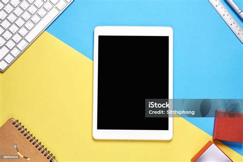 상위 뷰 현대 직장 노트북과 스마트폰 파스텔 노란색 및 파란색 배경에 배치와 태블릿 그래픽에 사용 하기 위해 적합 한 공간을 복사 합니다 감시에 대한 스톡 사진 및 기타