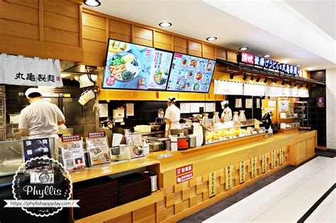 丸龜製麵 日本平價烏龍麵麵條Q彈現點現做出餐快速品項多樣還可免費加湯 中壢SOGO美食推薦 相片中的菲莉絲