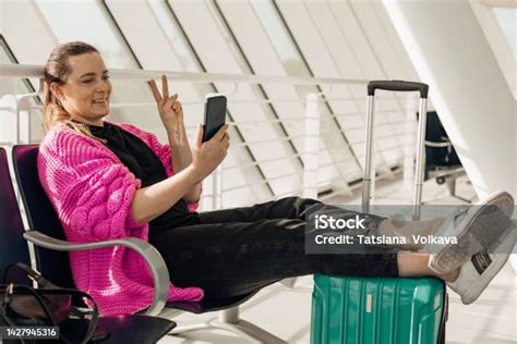 미소 짓는 여성의 초상화 다리를 뻗고 화상 통화를하고 스마트 폰을 손에 들고 셀카를 찍습니다 셀카에 대한 스톡 사진 및 기타