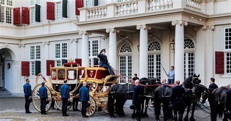 Koninklijke Familie Stapt In Glazen Koets Voor Tocht Naar Schouwburg