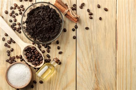 얼굴과 바디 그릇에 수제 커피 스크럽과 나무 테이블에 스크럽을 만들기위한 다양한 재료 스파 화장품 케어 화장품 텍스트 공간이 있는 위쪽 보기 0명에 대한 스톡 사진 및 기타