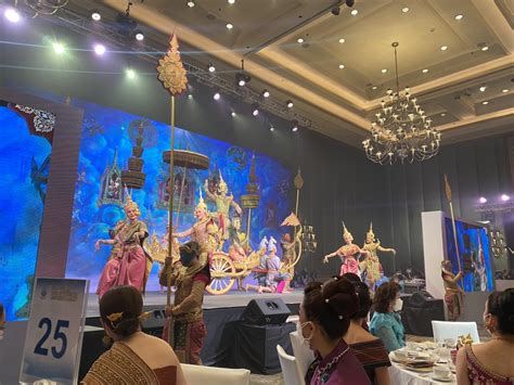 ด้วยความปลื้มปิติ คุณสุวณา ปิยะพิสุทธิ์ แสดงแบบต่อหน้าพระพักตร์ สมเด็จพระกนิษฐาธิราชเจ้า กรม