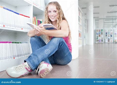 Estudiante Universitario De Sexo Femenino En Una Biblioteca Imagen De Archivo Imagen De Examen