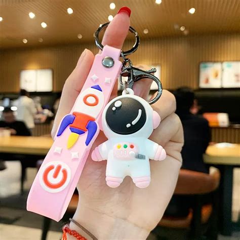 Брелок космонавт — цена 170 грн в каталоге Сувениры Купить товары для дома и быта по доступной