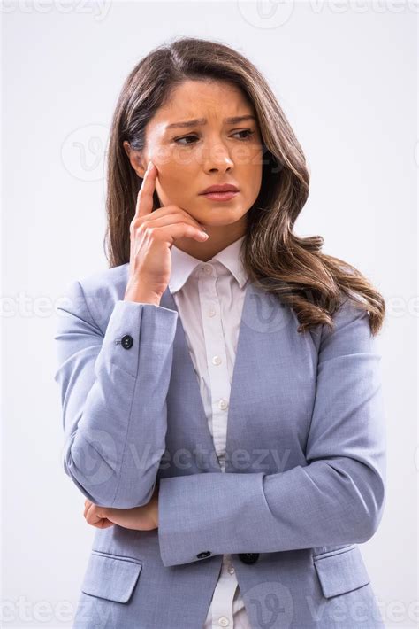Retrato De Preocupado Mujer De Negocios Quien Es Mirando Lejos Y