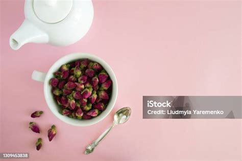 흰색 컵에 드라이 핑크 장미와 분홍색 배경에 주전자를 양조합니다 공간을 복사합니다 맨 위 보기입니다 0명에 대한 스톡 사진 및 기타 이미지 Istock