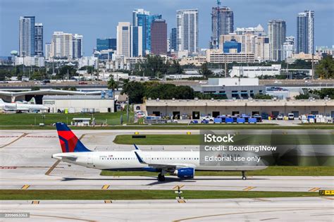 미국 포트 로더데일 공항의 델타 항공 에어 버스 A321 항공기 Airbus에 대한 스톡 사진 및 기타 이미지 Airbus Airbus A321 Delta Air
