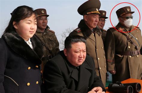 [北 한컷] 김정은 밀착 수행하는 의문의 군 장성