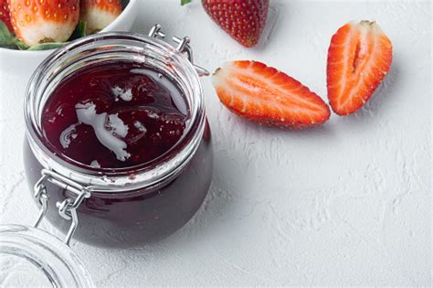 텍스트 복사 공간이있는 흰색 배경에 빨간 베리 잼의 작은 유리 그릇 0명에 대한 스톡 사진 및 기타 이미지 0명 딸기 딸기 잼 Istock