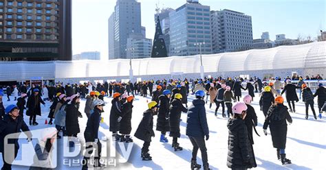 [td포토] 크리스마스 이브에 시민들로 가득 찬 시청광장