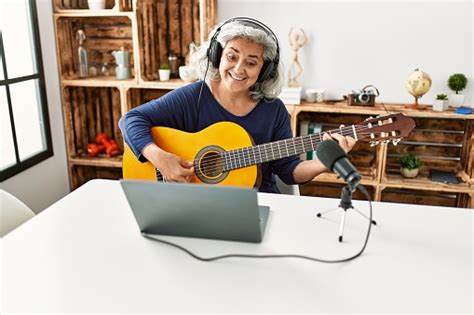 라디오 스튜디오에서 기타를 연주하는 중년 회색 머리 의 여성 거실에 대한 스톡 사진 및 기타 이미지 거실 기타 연주자 기타 현악기 Istock