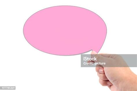 흰색 배경에 클리핑 경로로 격리 된 텍스트 또는 단어에 대한 종이 거품 연설을 들고 손을 개념에 대한 스톡 사진 및 기타 이미지 개념 개념과 주제 공란 Istock