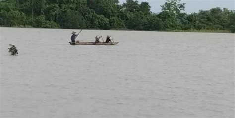 ရေကြီးနေသည့် လေးမြို့မြစ်အတွင်း မင်းပြားက ၅နှစ်သား ကလေးငယ်နဲ့ အမ