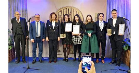 Йотова връчи на млади българи годишните награди на фондация „Еврика“