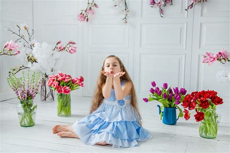 밝은 방에서 봄 꽃 중 아름다운 푸른 눈 소녀 어린 소녀의 초상화 감정에 대한 스톡 사진 및 기타 이미지 감정 금발 머리 긍정적인 감정 표현 Istock