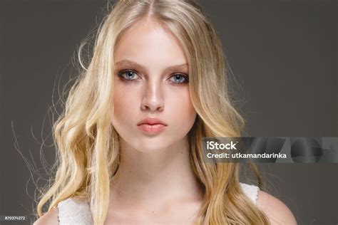 아름 다운 금발 여자 아름다움 모델 소녀 완벽 한 메이크업과 헤어스타일 검은 배경 위에 갈색에 대한 스톡 사진 및 기타 이미지 갈색 갈색 머리 건강한 생활방식