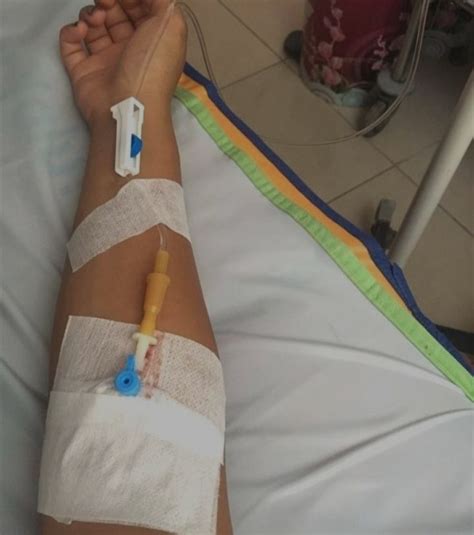 Pin De Dani Aguila En Suero Fotos De Manos Fotos De Hospitales Como