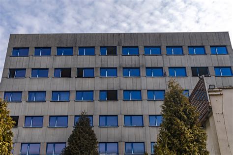 낡고 버려진 사무실 건물 아파트 블록의 깨진 창문 도심의 파괴된 건물 폐쇄된 사무실 폴란드 직원들의 집단 해고 0명에 대한 스톡 사진 및 기타 이미지 Istock