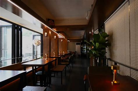 거친 인더스트리얼 컨셉 자재를 사용한 모던빈티지 18평 칵테일바 인테리어 서대문구 창천동